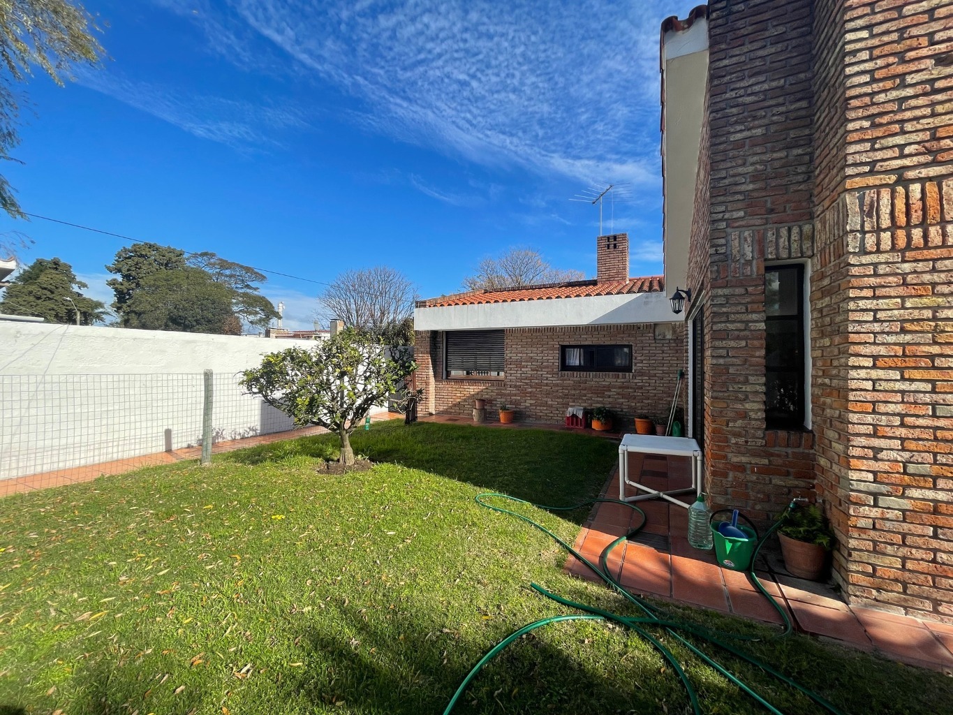 VENTA CASA 4 DORMITORIOS, 3 BAÑOS Y AMPLIO FONDO CON APARTAMENTO. Ref #L73D65 - infocasas.com.uy