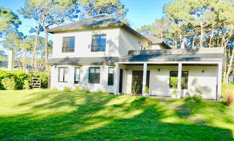 Casa en venta Barrio Privado La Arbolada 4 dormitorios Zona Colegios. Ref #E3674A - infocasas.com.uy