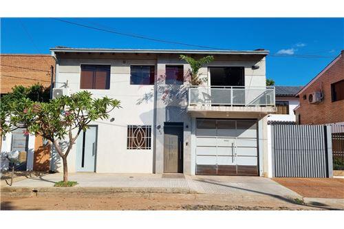 Amplia casa en Barrio Hipódromo . Ref #E2CBC5 - infocasas.com.py