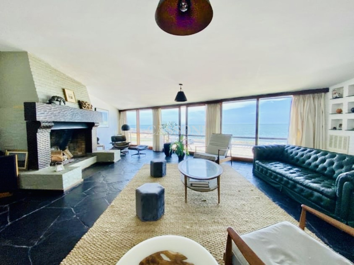 Gran Casa en Venta sobre el Mar de 5 Dormitorios y Dependencia en Península, Punta del Este. Ref ...