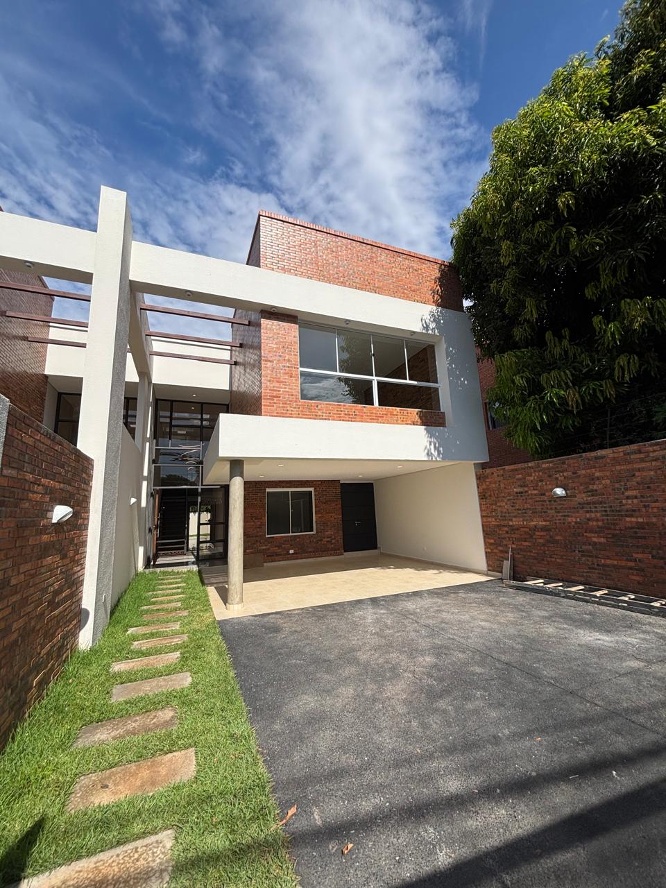 VILLA AURELIA CASA DE 3 DORMITORIOS Y 4 COCHERAS. Ref #E97BA6 - infocasas.com.py