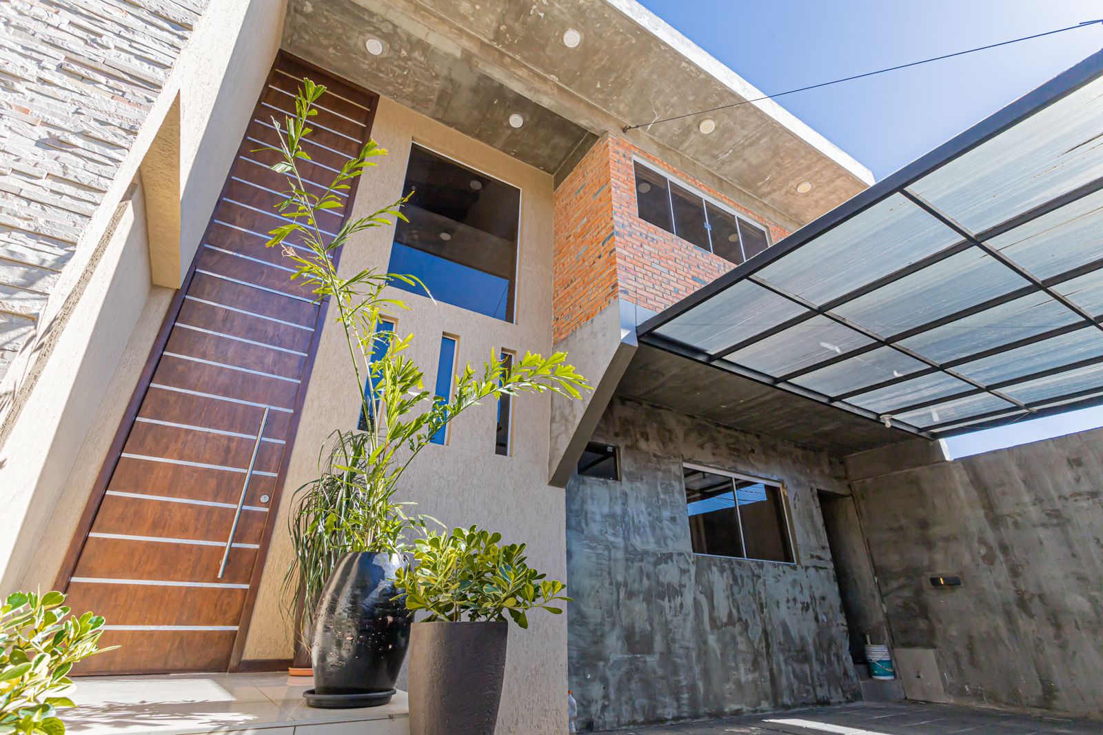 HERMOSA CASA DE 3 DORMITORIOS EN SUITE - BARRIO MBURUCUYA. Ref #Z4FC0E - infocasas.com.py