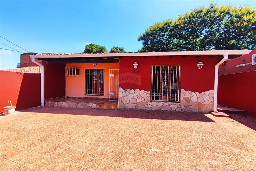 VENDO AMPLIA CASA TIPO CHALET EN LAMBARE. Ref #C67842 - infocasas.com.py