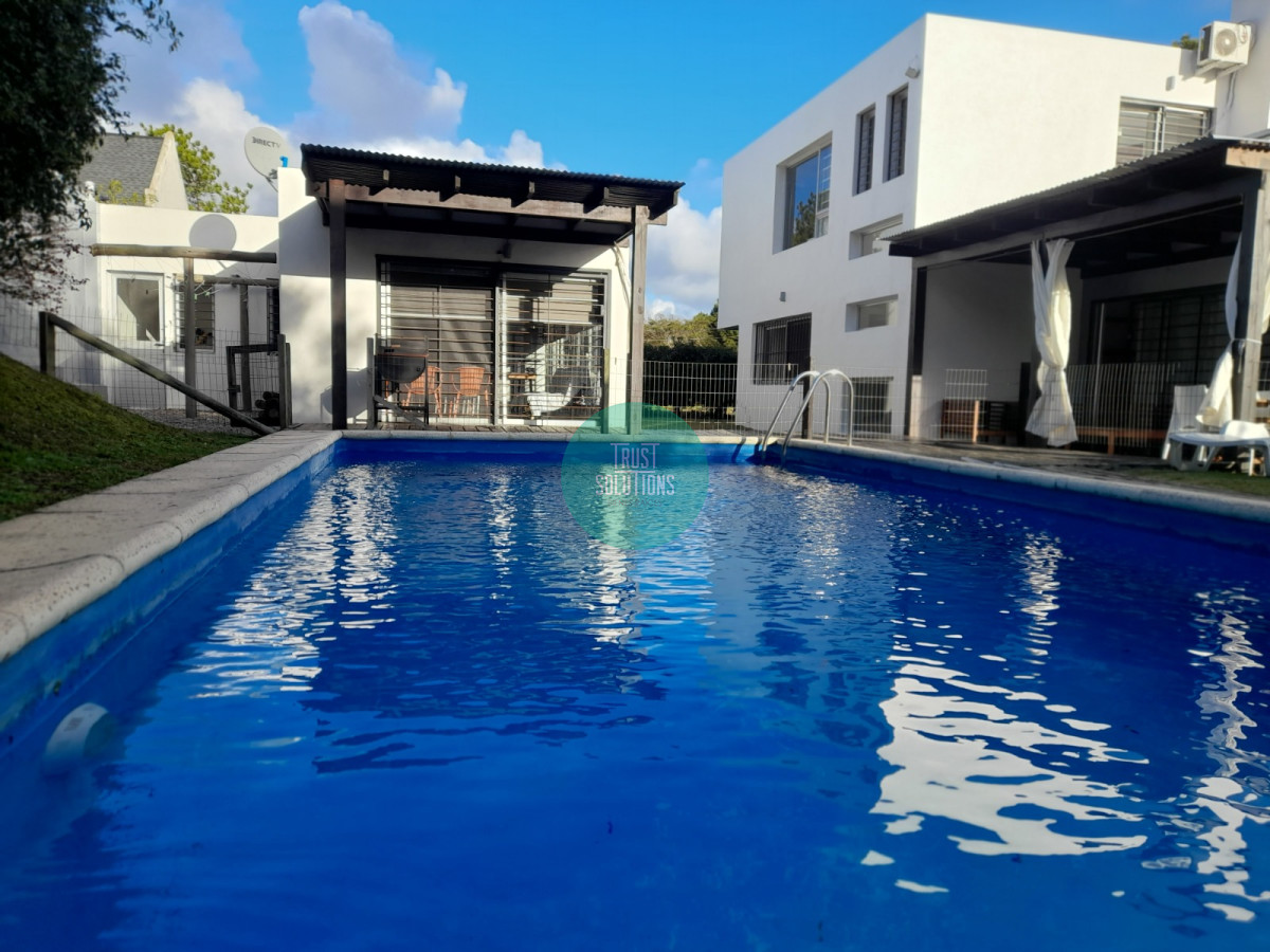 Venta y Alquiler Temporada Divina Casa 4D Rincón del indio Punta con Piscina y Barbacoa. Ref # ...