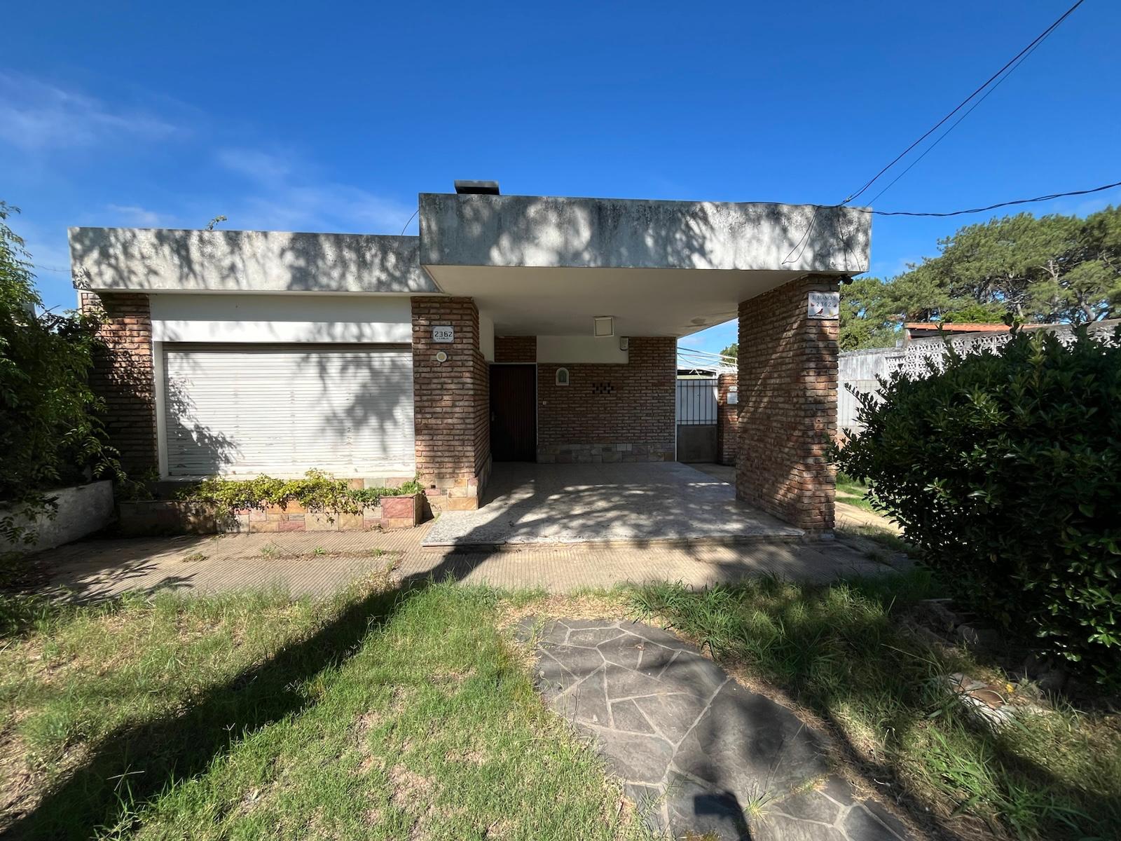 Casa En Venta 3 Dormitorios En 600 M2 De Terreno. Carrasco Norte . Ref #B258FD