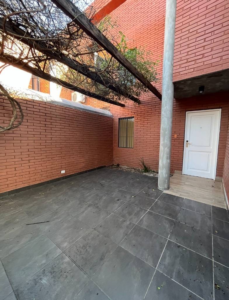 VENDO DUPLEX EN EL CORAZON DEL BARRIO LOS LAURELES. Ref #T132DF - infocasas.com.py