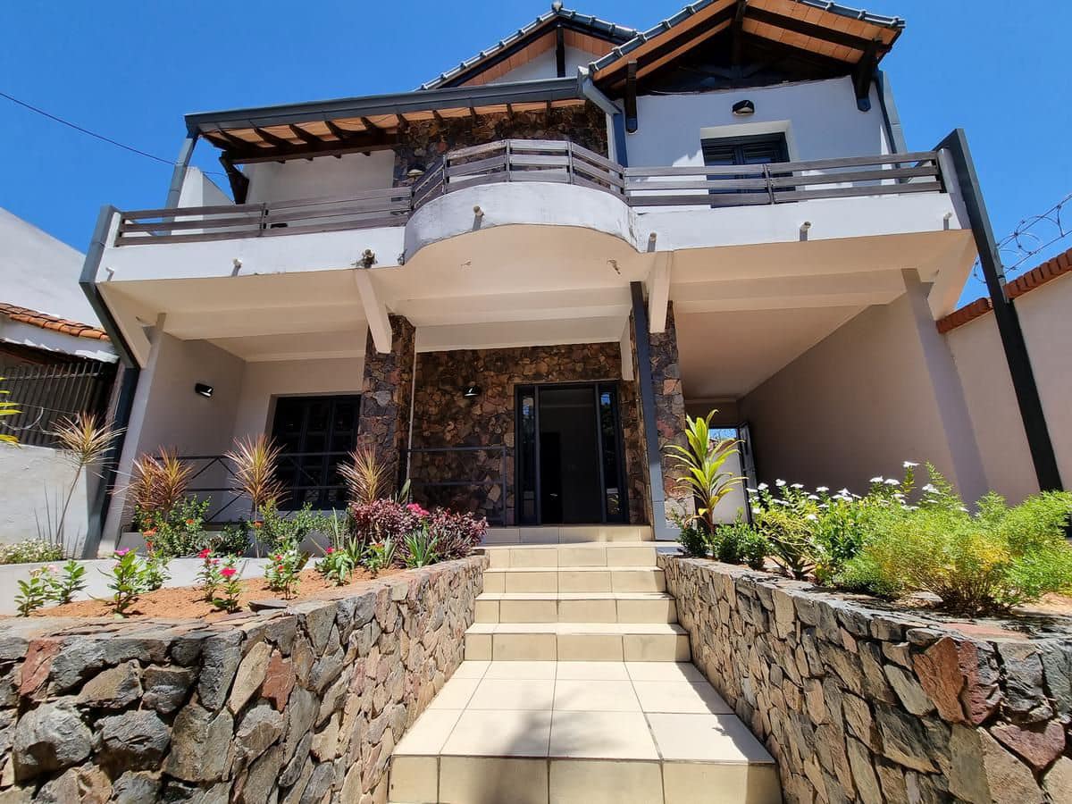 En Villa Morra, Residencia De 5 Dormitorios, 5 Baños, Piscina. Us$290. ...