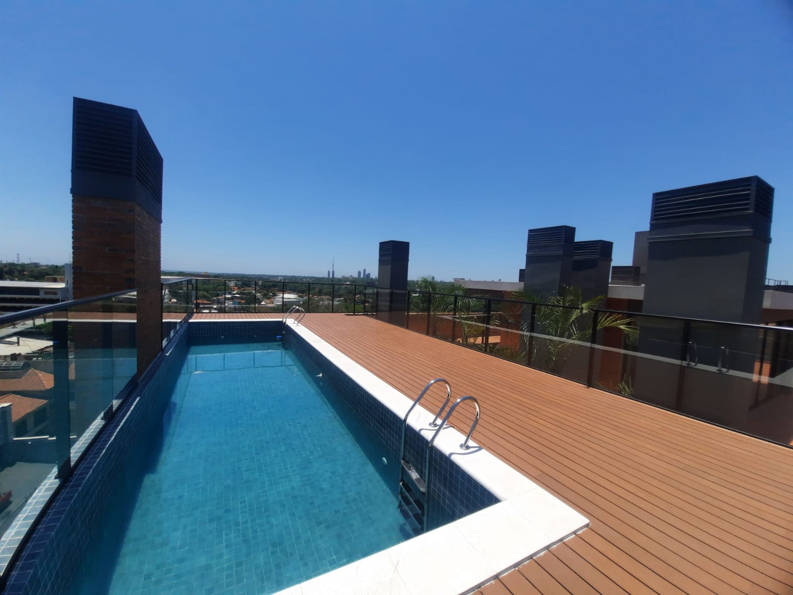 A pasos del Club Centenario, exclusivo y fino Edificio LA ESTANZA. Ref ...