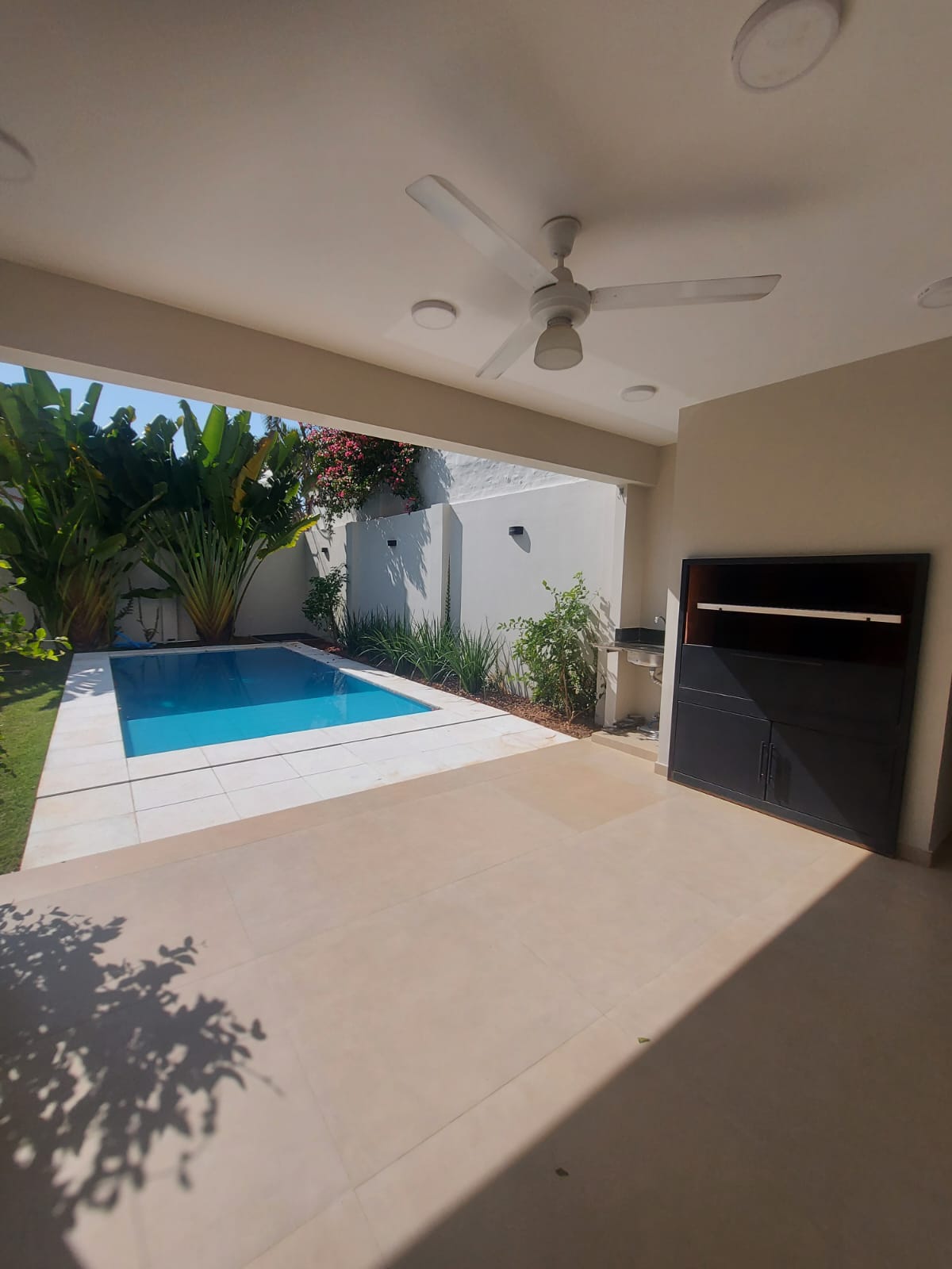 ALQUILO HERMOSA CASA EN BARRIO MBURUCUYA CON 3 DORMI Z. TIERRA COLORADA . Ref #IE2ACE ...