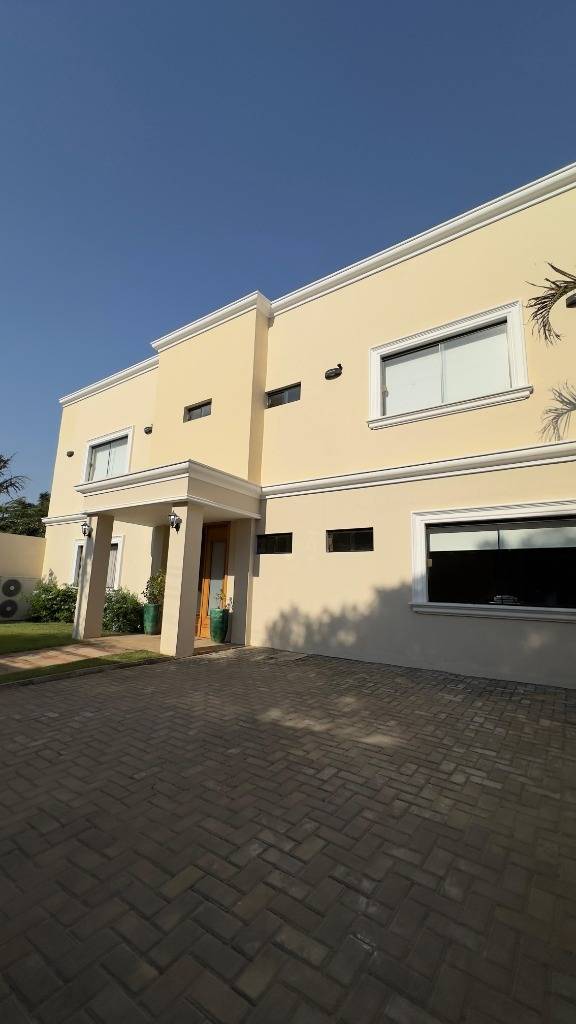 VENDO HERMOSA RESIDENCIA A METROS DE LA AVENIDA SANTISIMA TRINIDAD. Ref #H2050A - infocasas.com.py