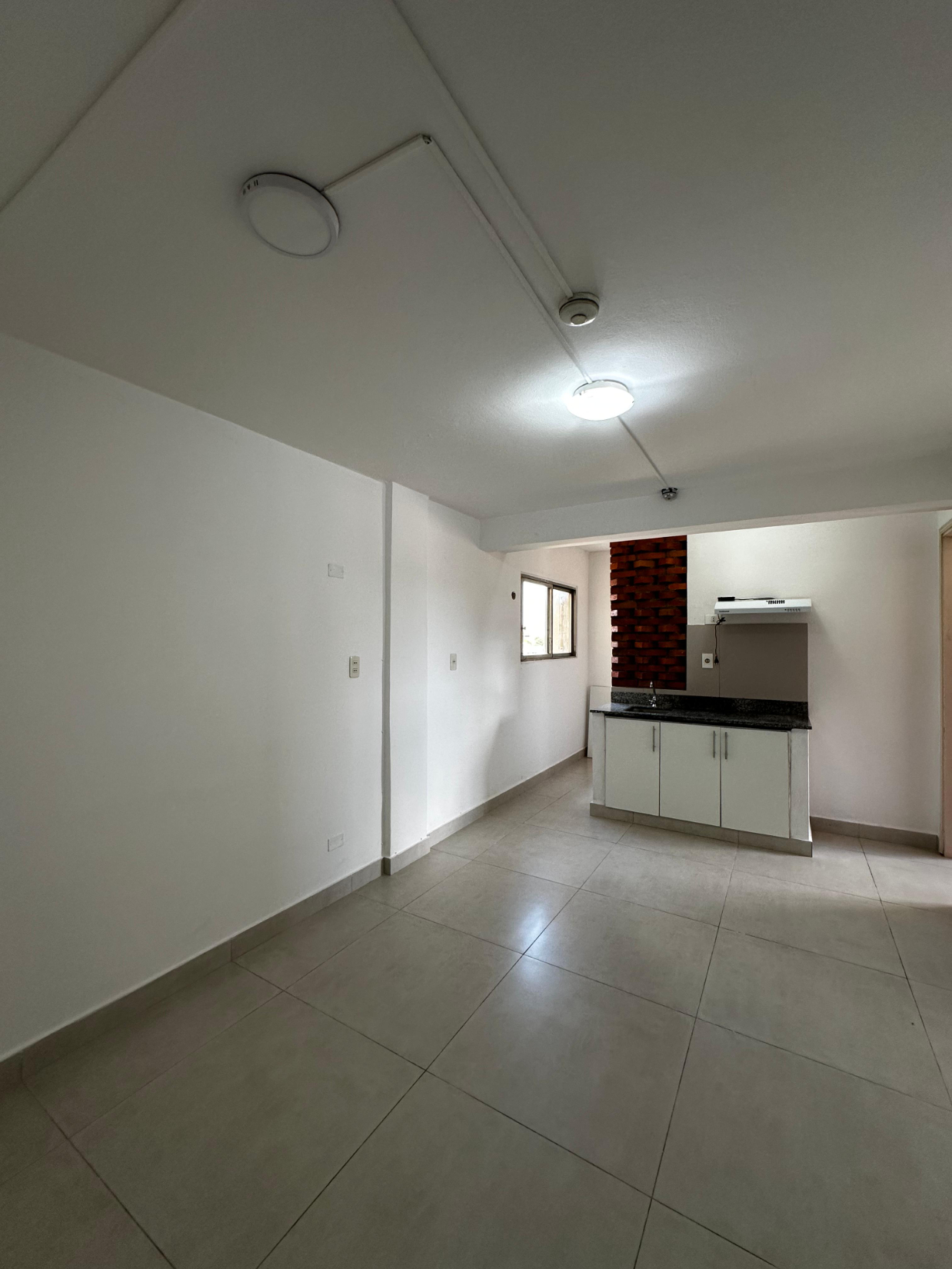 Alquilo en el Edificio Porvenir amplio departamento en el centro de Asunción.. Ref #DA44B6