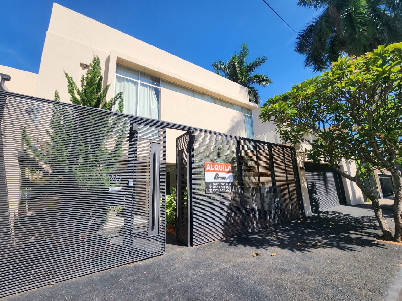 ALQUILO RESIDENCIA MODERNA CON PISCINA BARRIO MBURUCUYA. Ref #IB3FC9 - infocasas.com.py