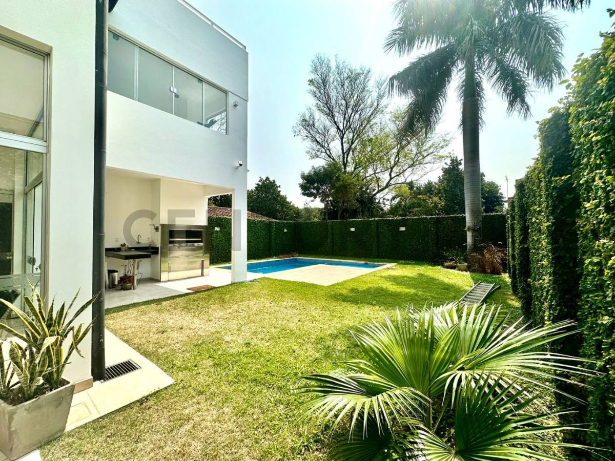 ALQUILO LUJOSA Y AMPLIA RESIDENCIA EN BARRIO SEMINARIO. Ref #U15582 - infocasas.com.py