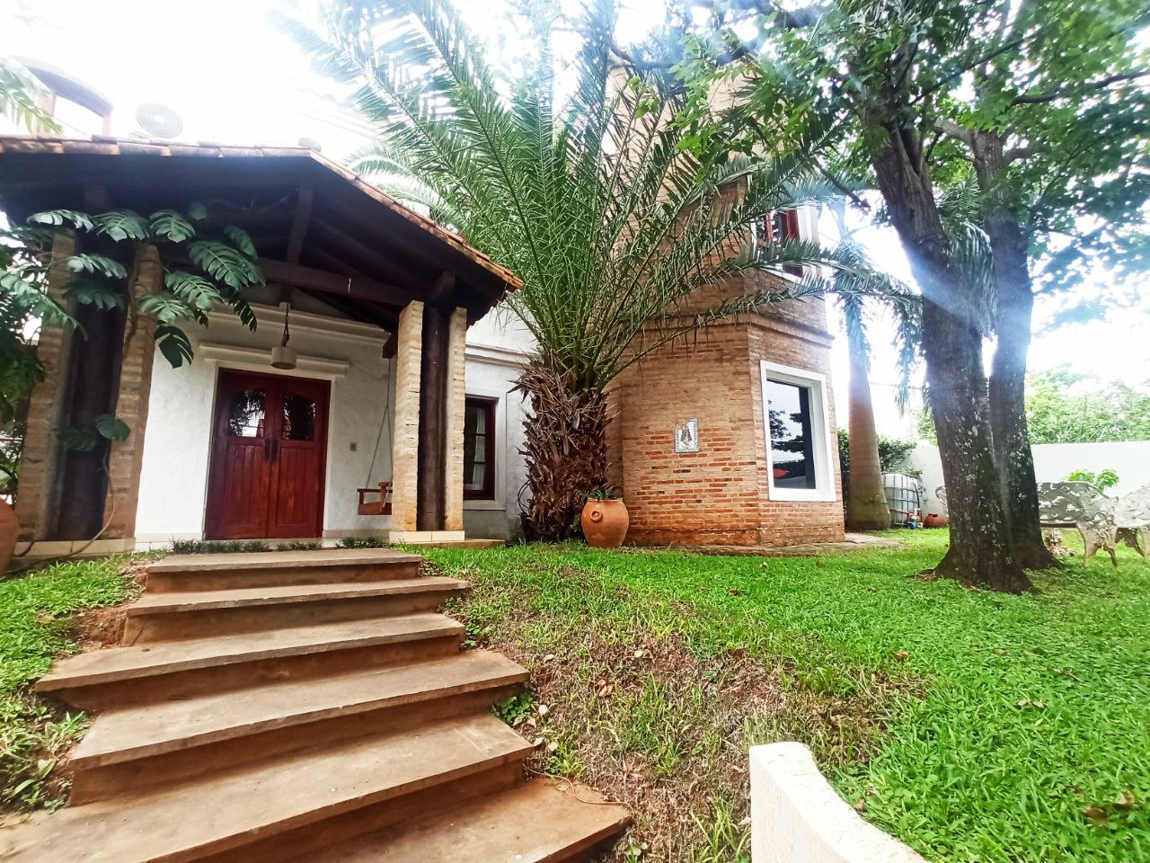 Alquilo amplia residencia con piscina Barrio Mburucuyá.. Ref #G9F5FF - infocasas.com.py