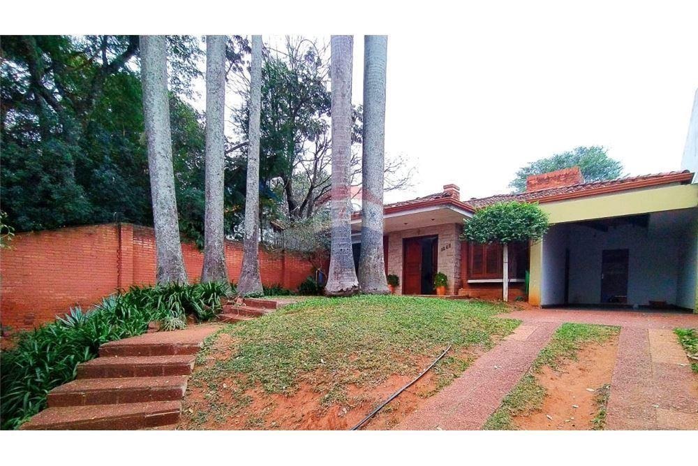 VENDO CASA EN LOS LAURELES CON AMPLIO PATIO. Ref #G591D6 - infocasas.com.py