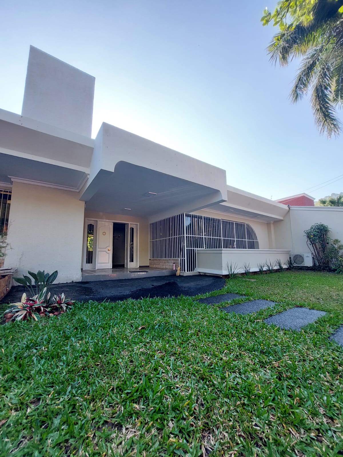 Alquilo amplia residencia para viviendo u oficina Barrio Recoleta . Ref #FF3B85 - infocasas.com.py