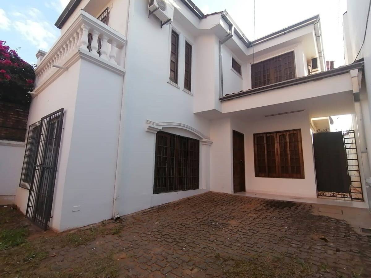 Alquilo casa ideal para oficina con ubicacion estrategica en Barrio Jara. Ref #A879F6