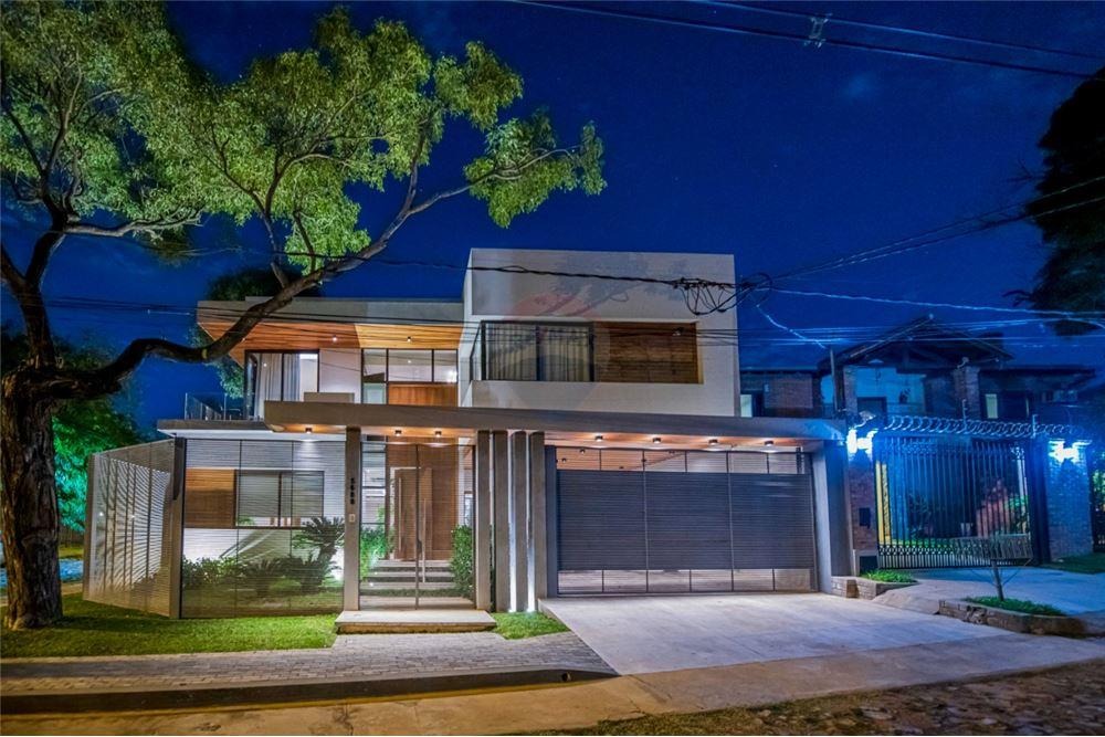 VENDO LUJOSA RESIDENCIA EN LOS LAURELES. Ref #HD8A39 - infocasas.com.py