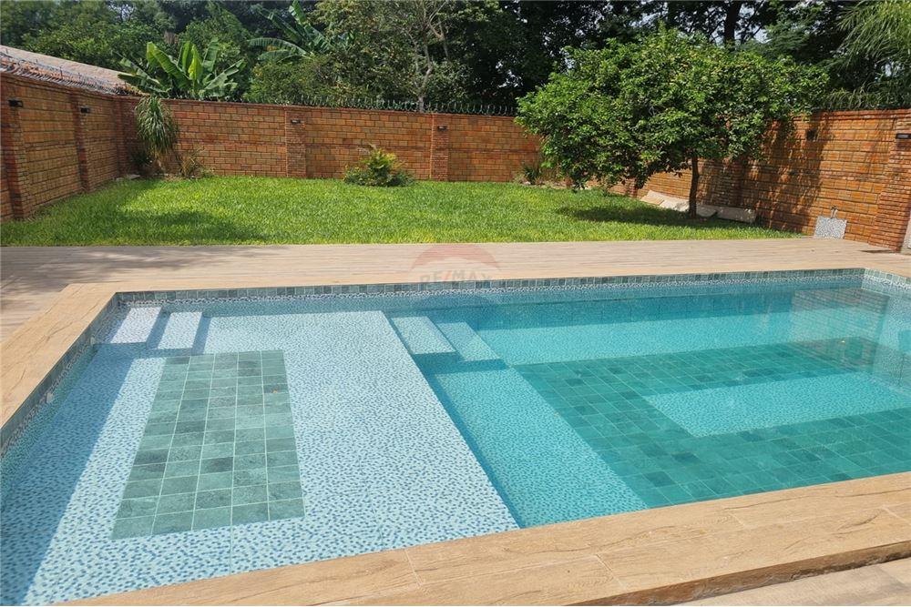 AMPLIA CASA CON PISCINA EN LUQUE!. Ref #D27964 - infocasas.com.py