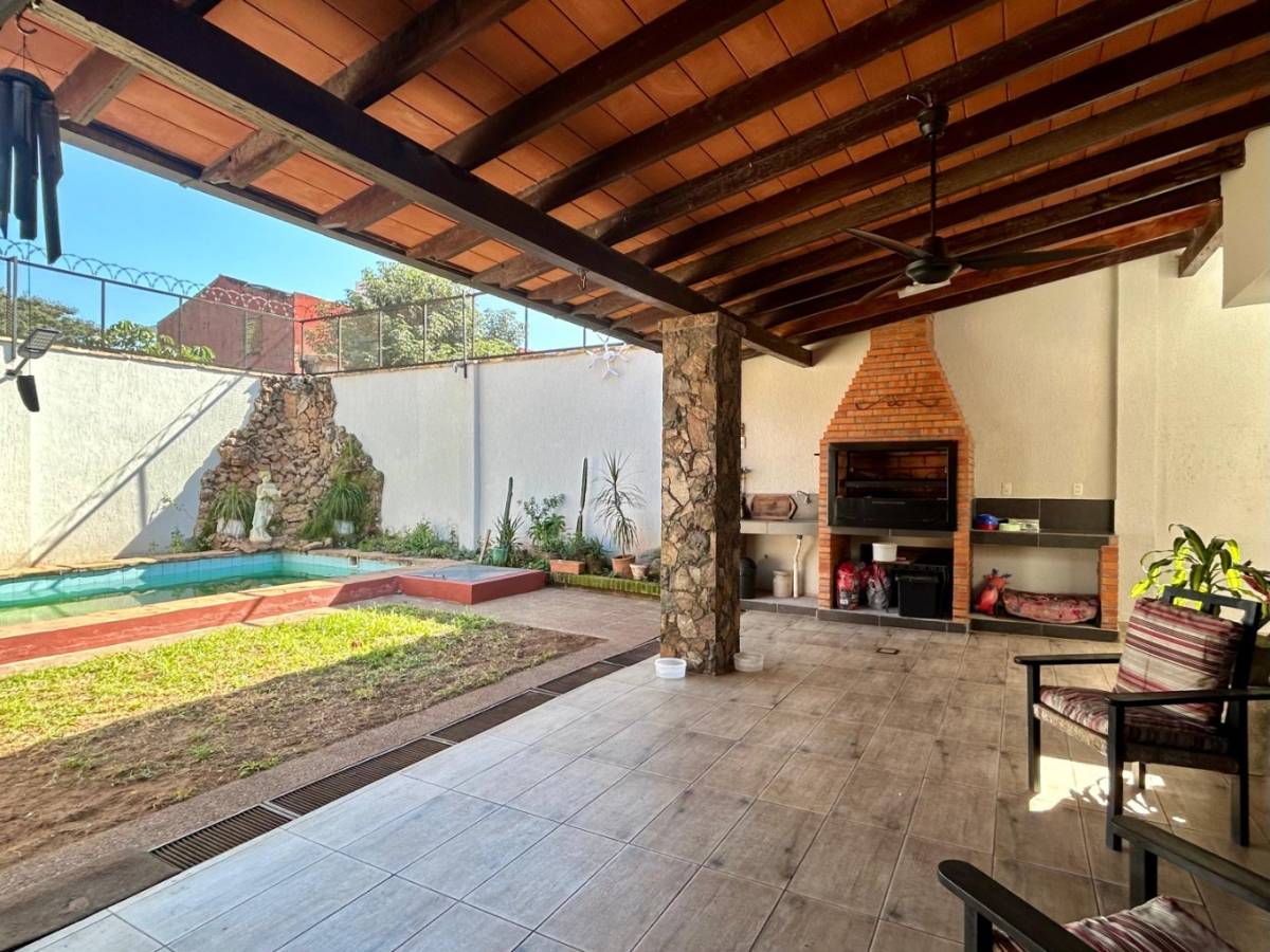 VENDO CASA DE 4 DORMITORIOS CON PISCINA EN LAMBARE. Ref #KCDE2E - infocasas.com.py