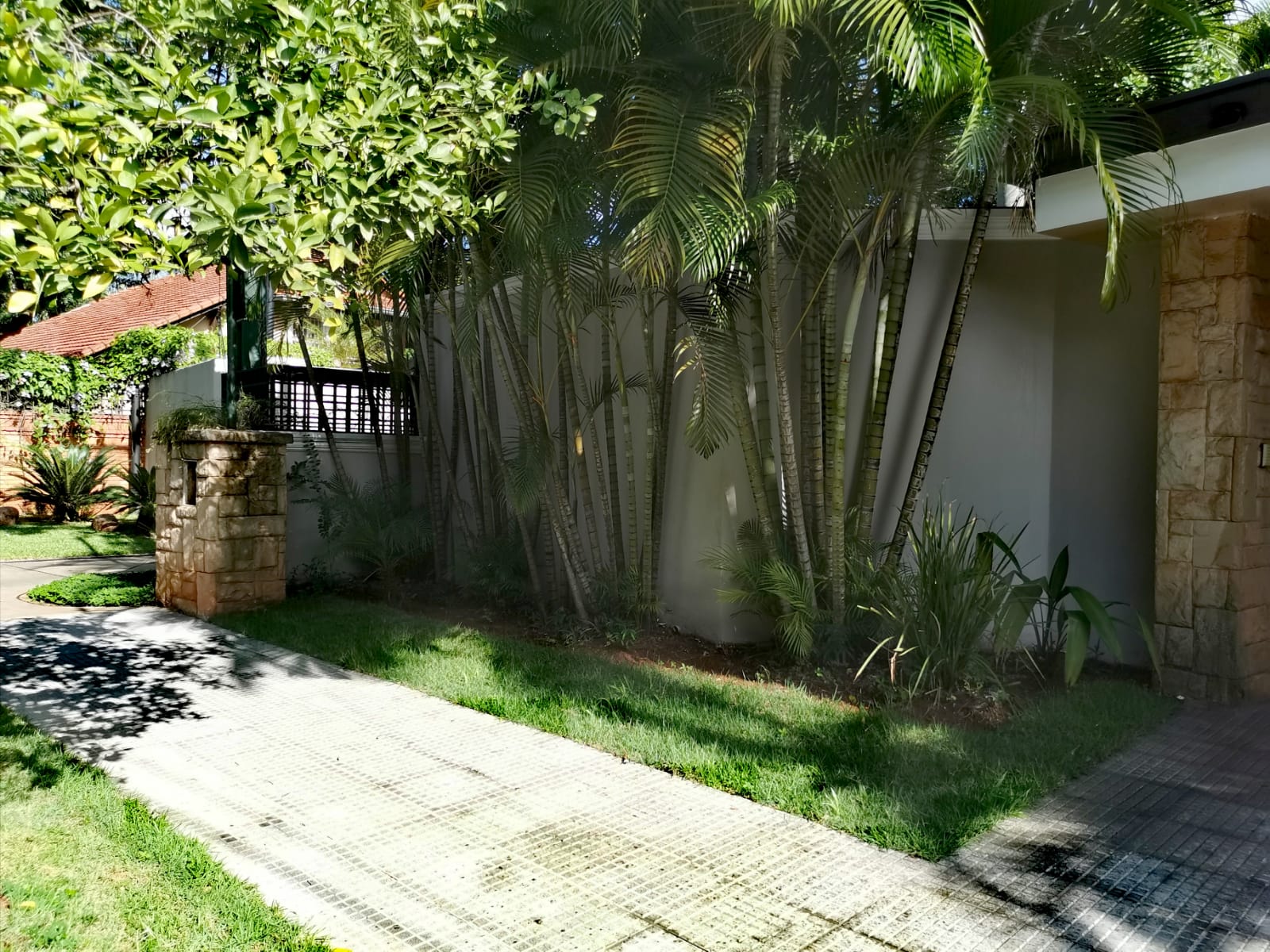 VENDO CASA EN LOS LAURELES - 9 HABITACIONES. Ref #NE1F73 - infocasas.com.py