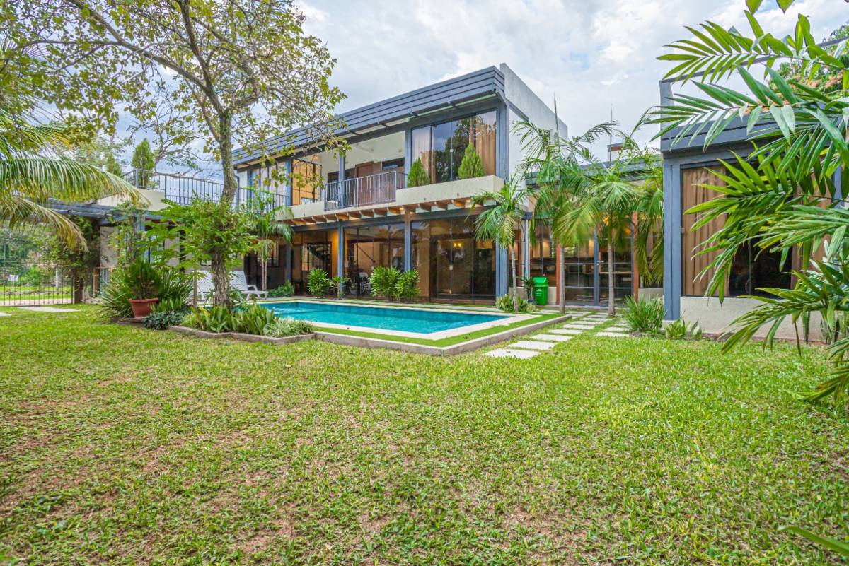 Moderna Residencia con Vista al Lago. Ref #D95B72 - infocasas.com.py