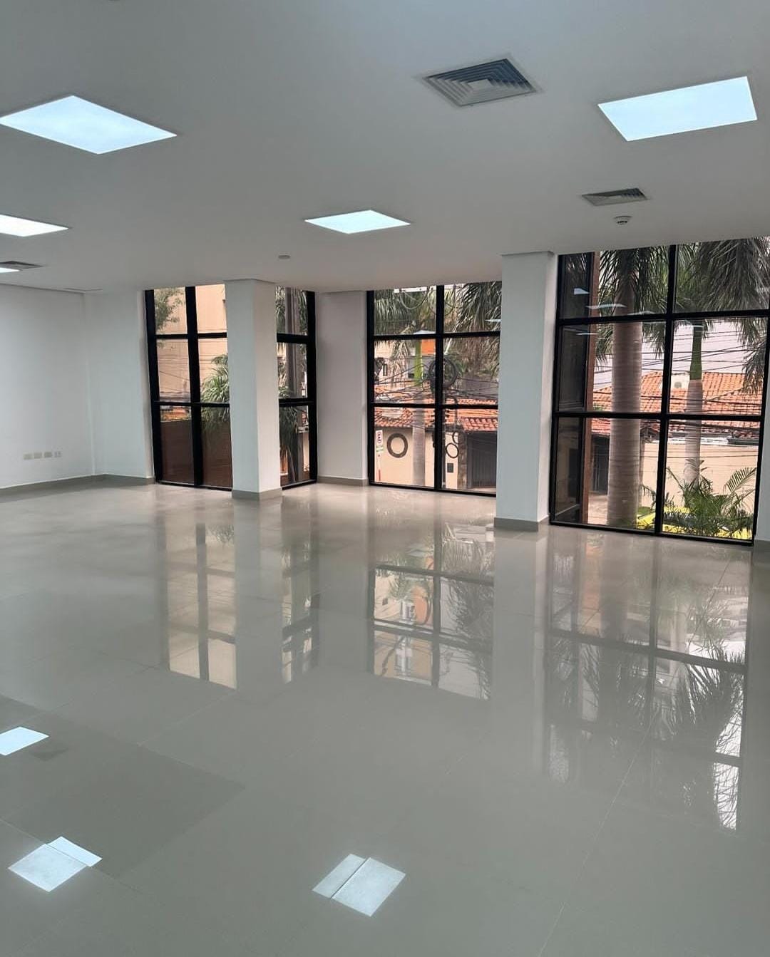 ALQUILO AMPLIAS OFICINAS EN EDIFICIO CORPORATIVO A PASOS DEL SHOPPING DEL SOL.. Ref #GF967E ...