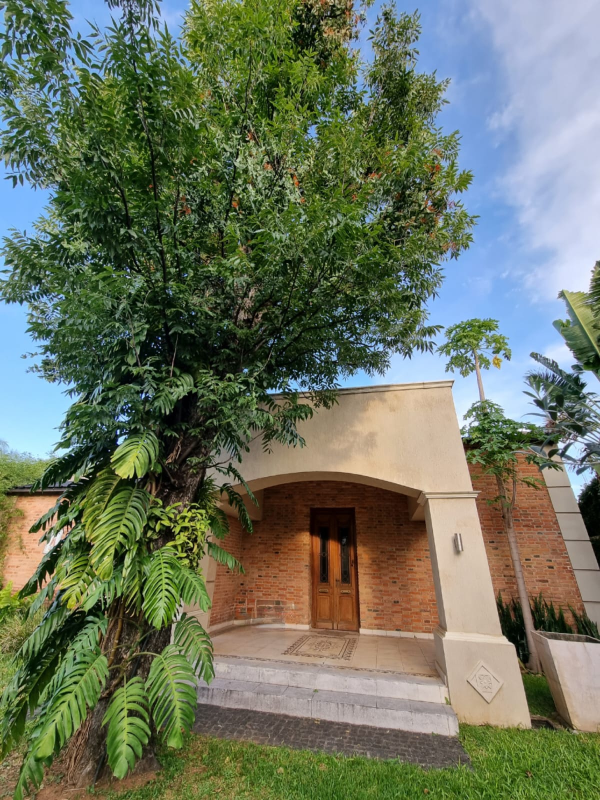 VENDO HERMOSA RESIDENCIA NUEVA EN EL MERCADO. Ref #A744B8 - infocasas.com.py