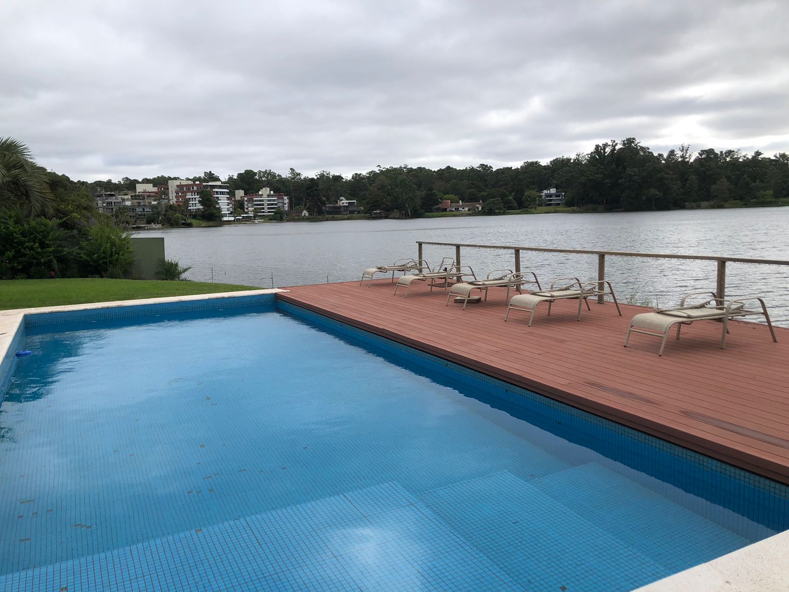 Venta Apto Sobre Av. De Las Americas Sobre El Lago con renta. Ref #M40916