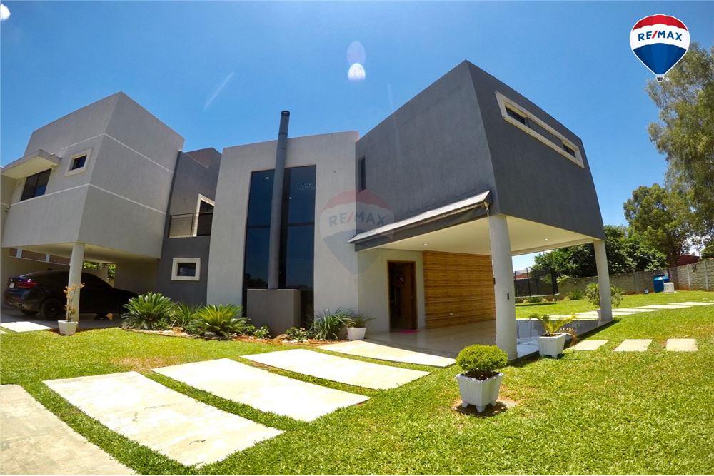 Vendo Casa en Barrio Cerrado Ytororo Country. Ref #WEC822 - infocasas.com.py