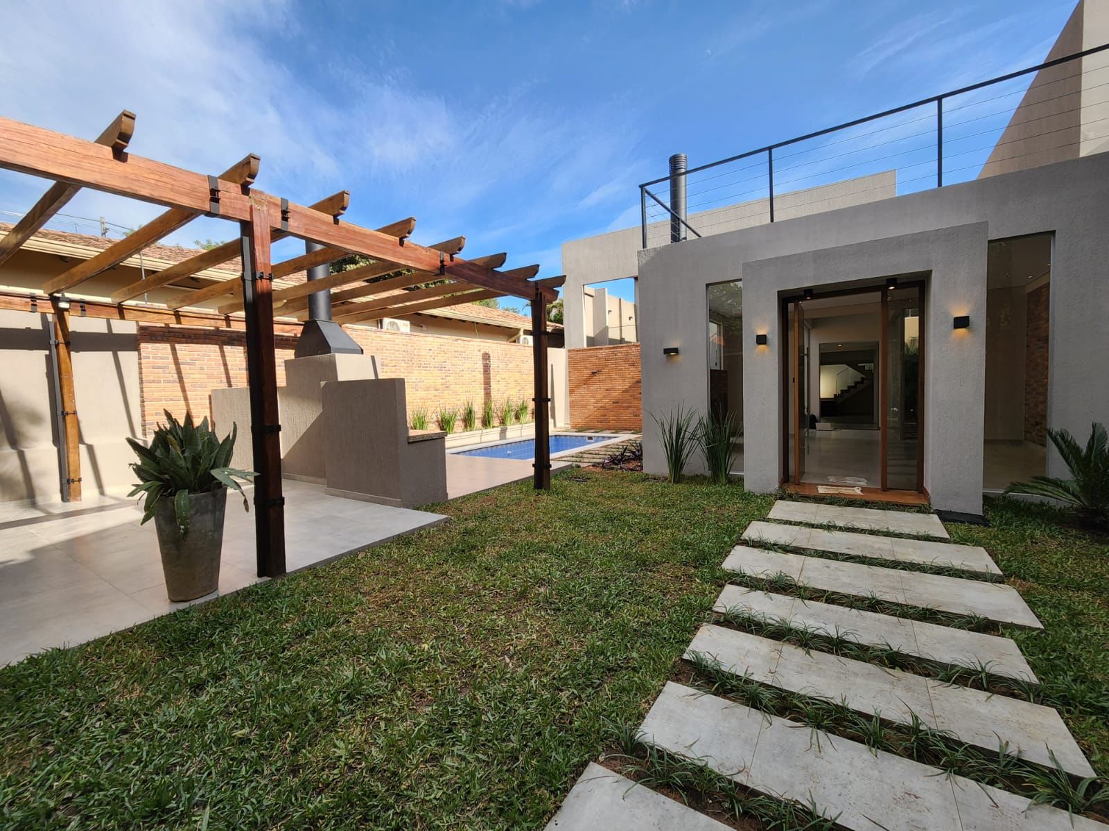 ALQUILO CASA EN MBURUCUYA. Cod 068. Ref #D91FFC