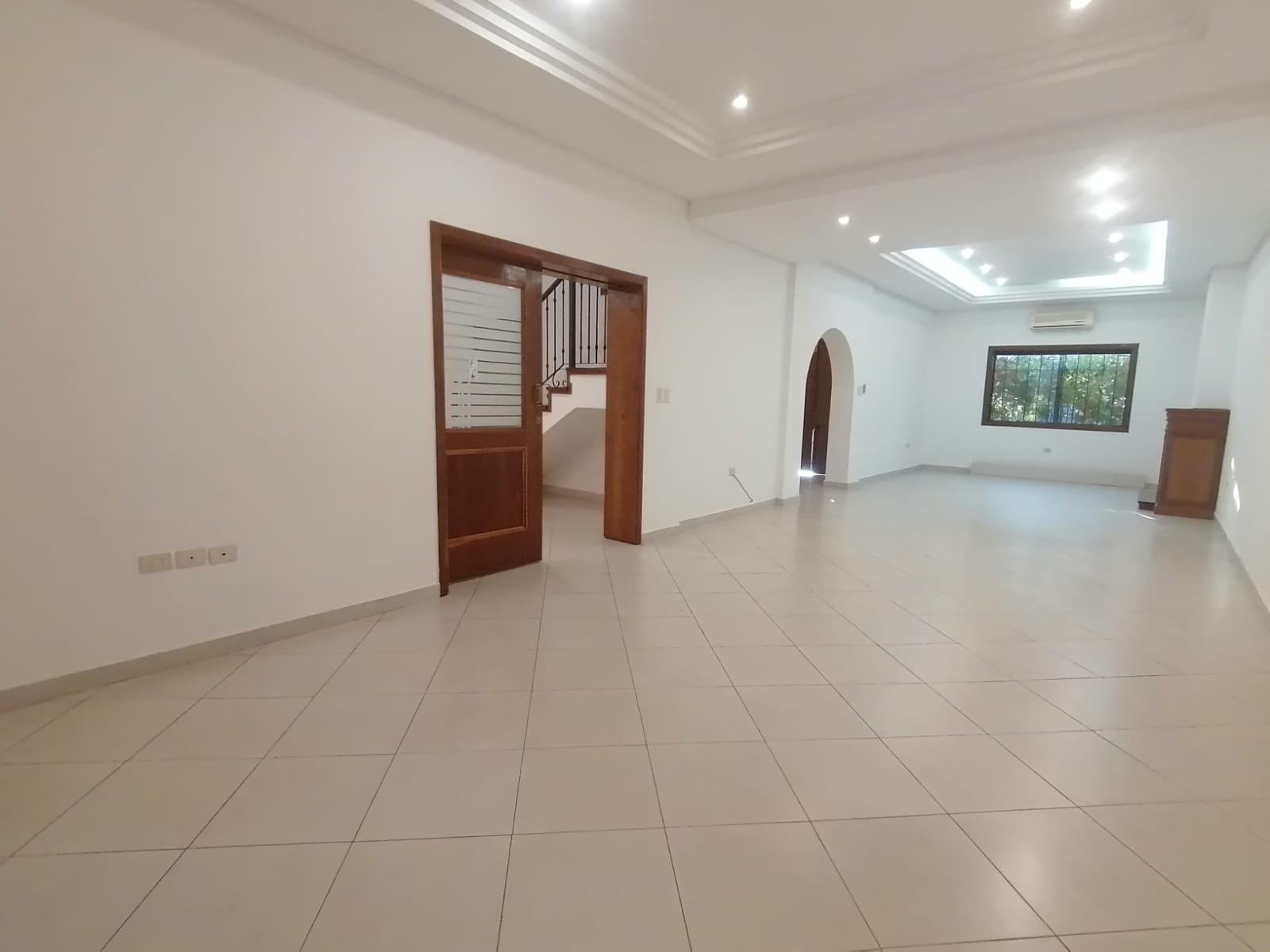 Alquilo Amplia Residencia En Bo. Mburucuya. Ref #OF54B3 - infocasas.com.py
