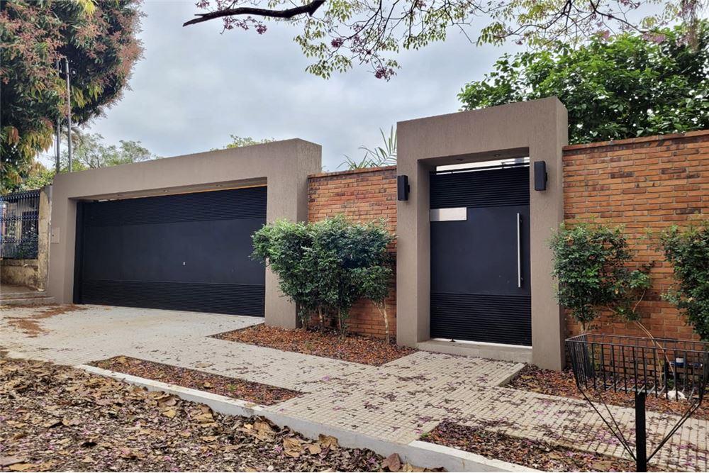 LUMINOSA Y AMPLIA RESIDENCIA EN Bº MBURUCUYA. Ref #K3B373 - infocasas.com.py