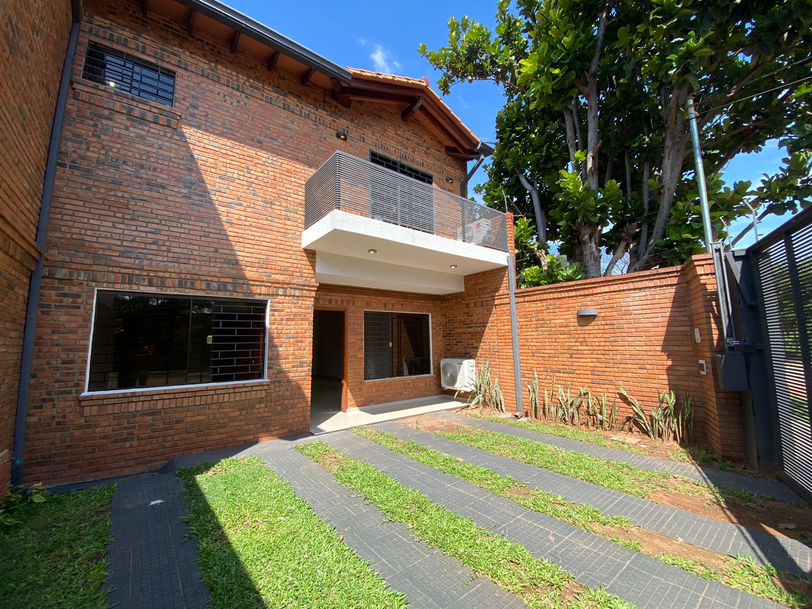 ALQUILO AMPLIO DUPLEX C/ PATIO EN FERNANDO ZONA NORTE. Ref #ZAC6E3 - infocasas.com.py