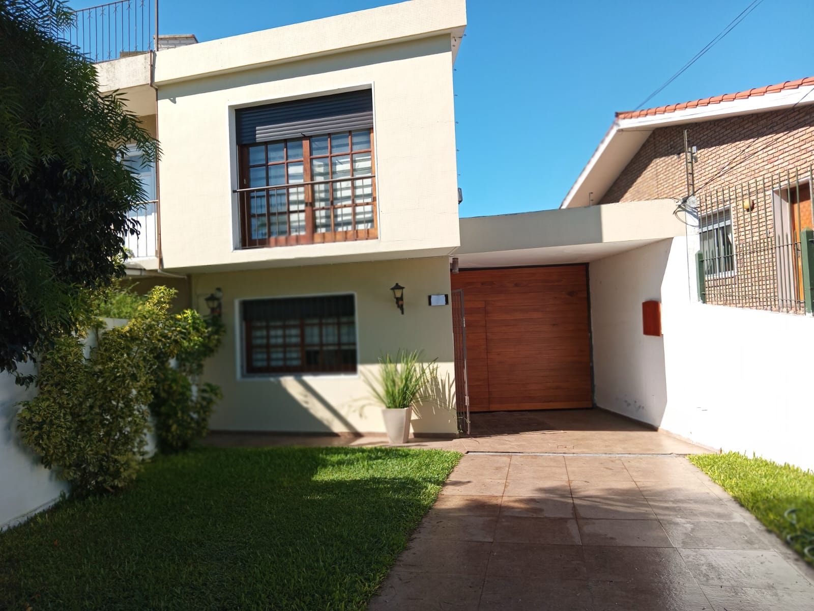 Casa En Malvin Sur De 2 Dormitorios Y 2 Baños, Todo A Nuevo!!!. Ref #ZE1626
