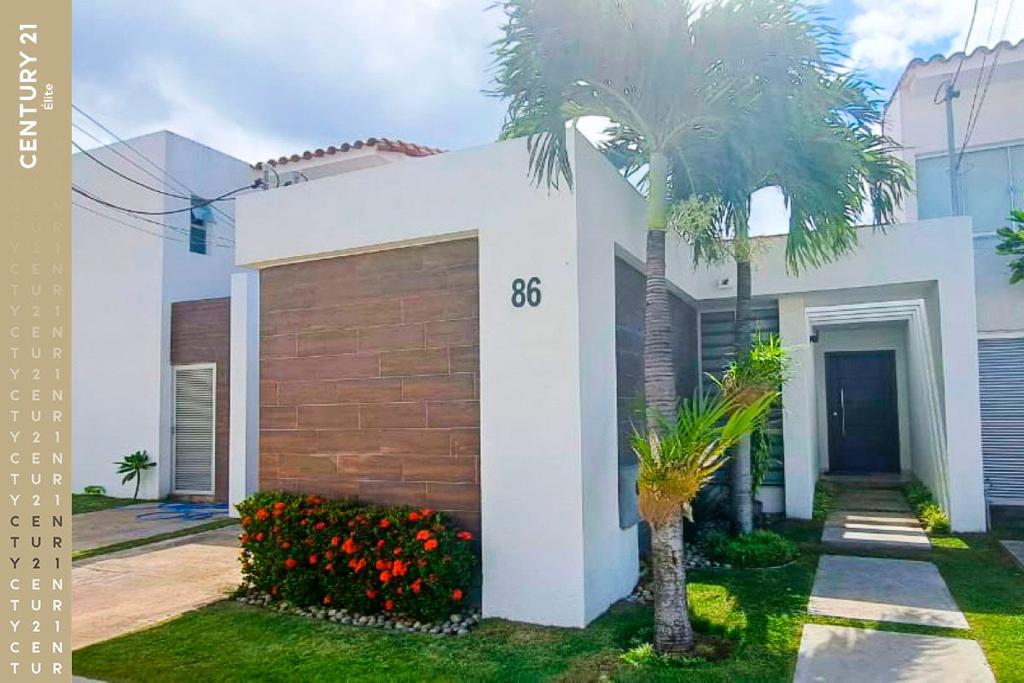 CASA EN VENTA DE 3 DORMITORIOS ZONA NORTE, AV BANZER 5TO ANILLO. Ref #FBA5B1 - infocasas.com.bo