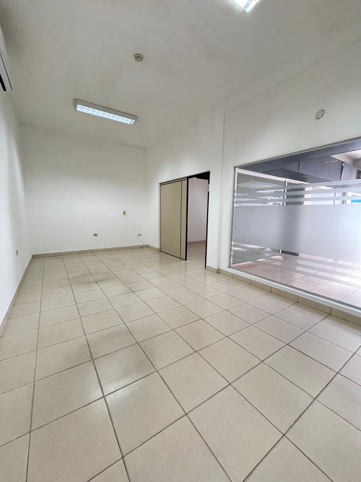 Alquilo amplio salón comercial, en Barrio Herrera. Ref #L4AFD5 - infocasas.com.py