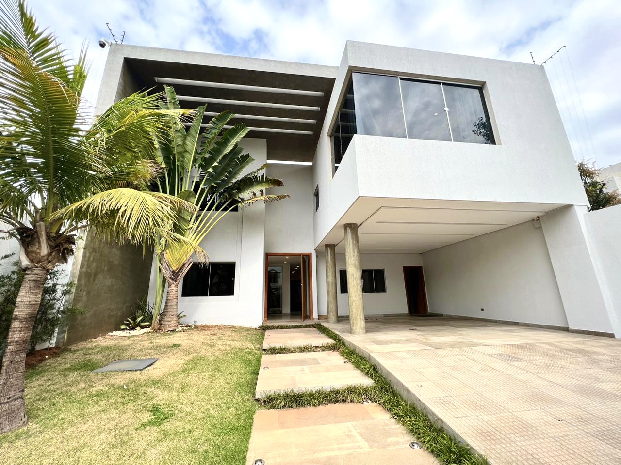 VENDO MODERNA RESIDENCIA EN LOS LAURELES . Ref #P8CF6C - infocasas.com.py