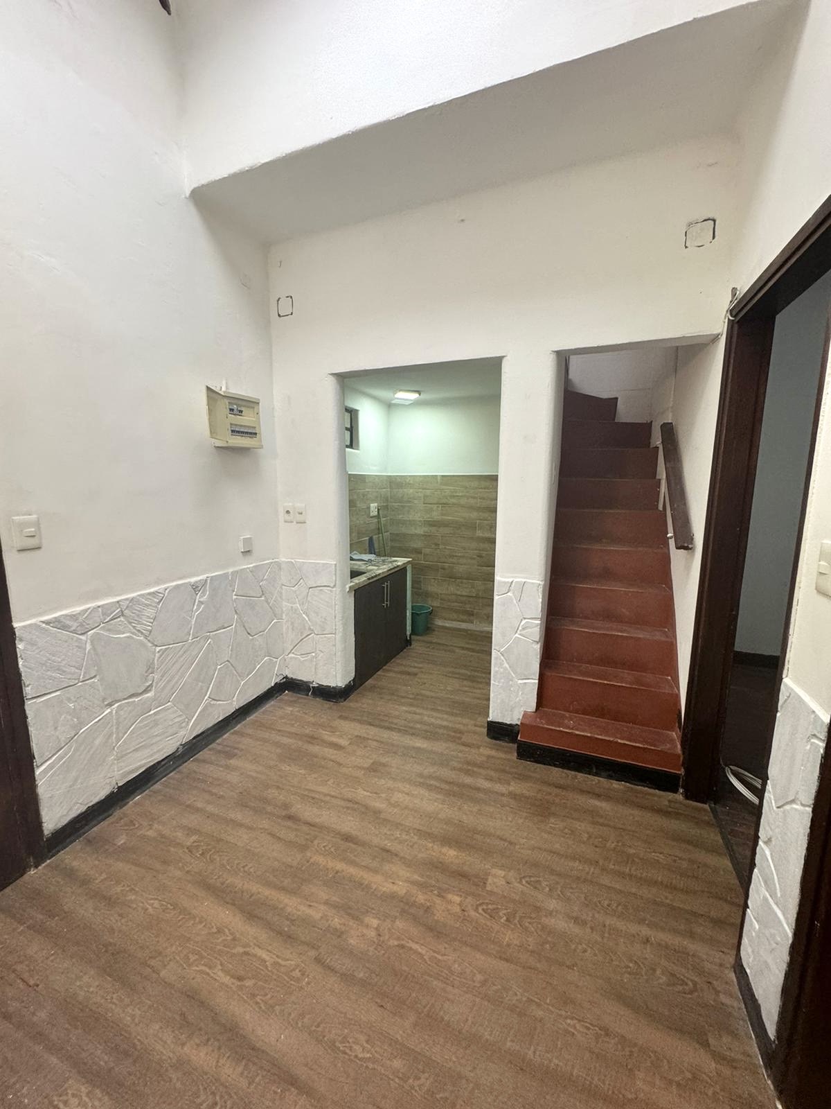 Alquilo muy lindo apto en el barrio La Comercial, excelente zona . Ref #S31313 - infocasas.com.uy