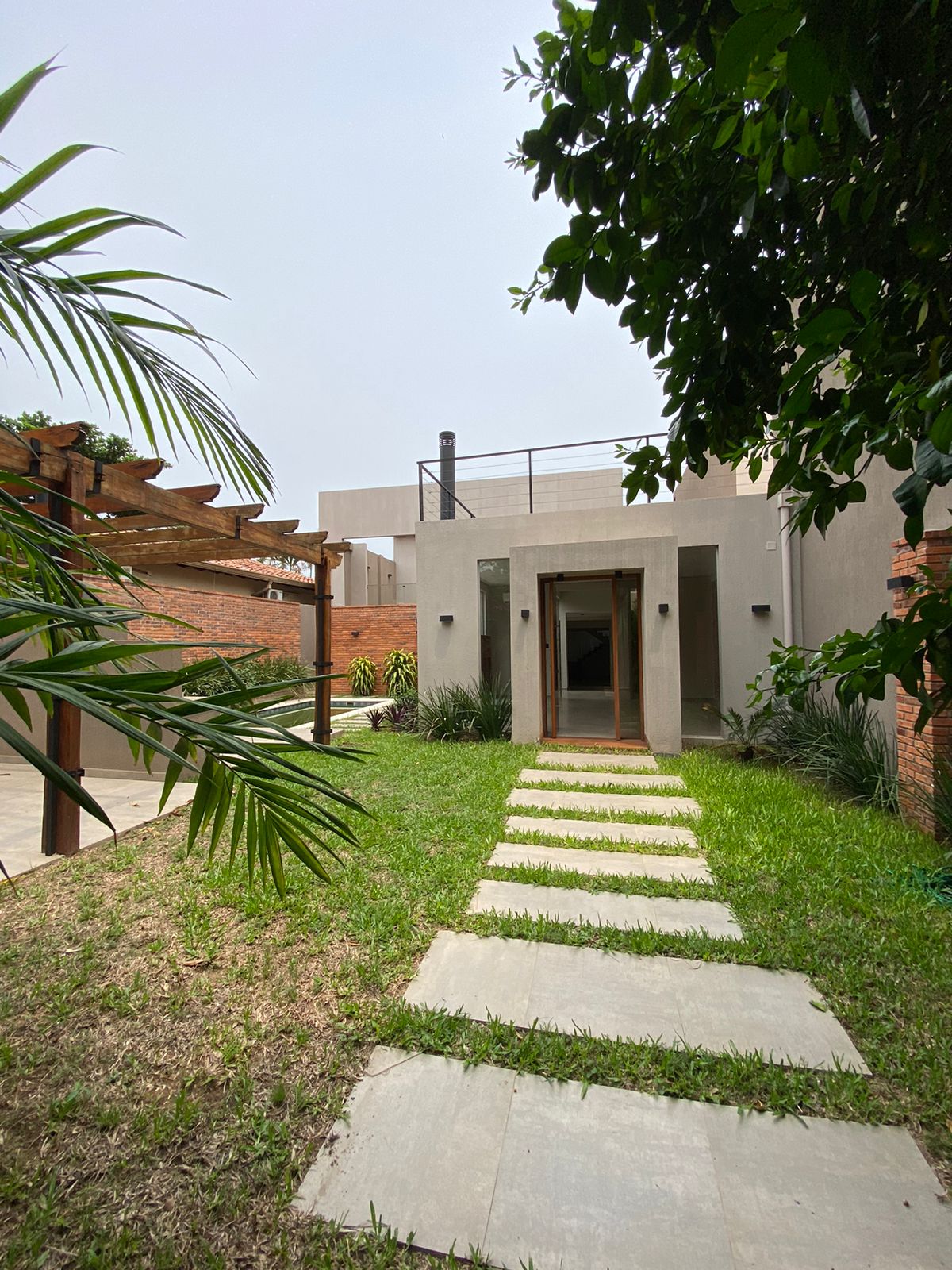 Amplia casa iluminada naturalmente en Mburucuya. Ref #KE6E66 - infocasas.com.py