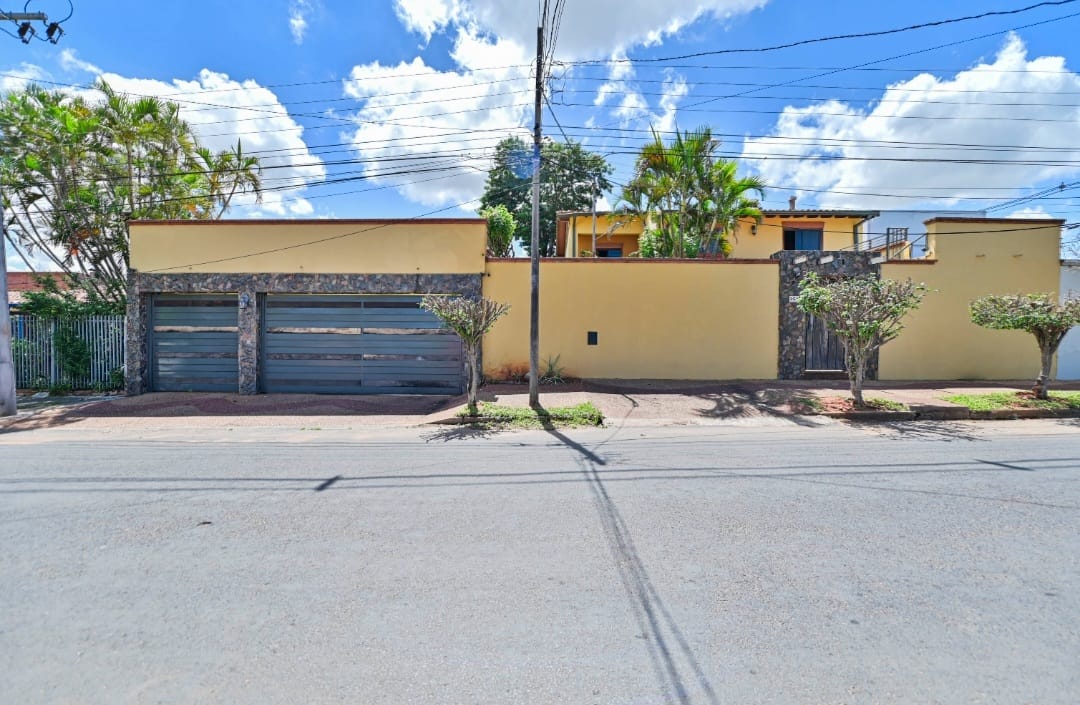 VENDO CASA CON PISCINA EN LAMBARE. Ref #E31240 - infocasas.com.py