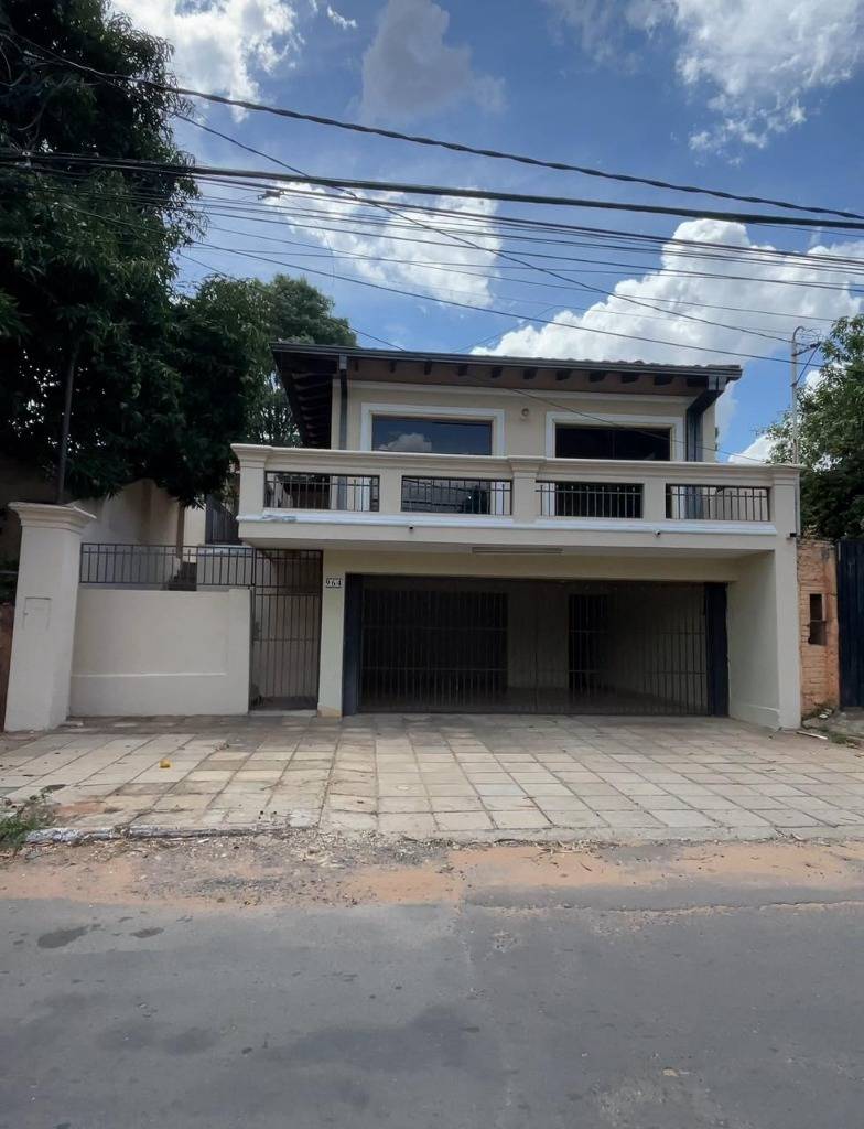 VENDO HERMOSA CASA EN BARRIO HIPÓDROMO. Ref #GB8366 - infocasas.com.py