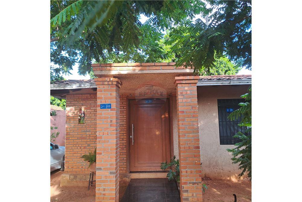 Amplia Vivienda en Cuarto Barrio Luque. Ref #H258EA