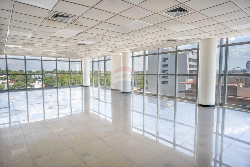 Alquilo Oficinas en Sky Center - Zona Eje Corporativo. Ref #UC3895