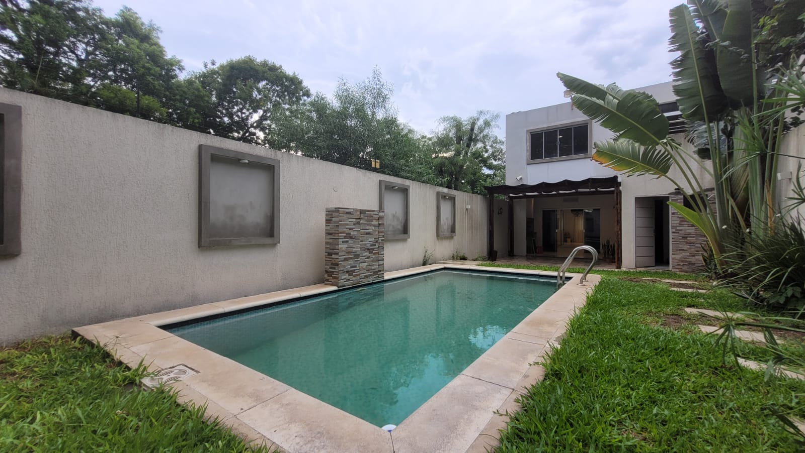 ALQUILO HERMOSO DUPLEX SUPER AMPLIO CON CASCADA. Ref #GD6E0E - infocasas.com.py