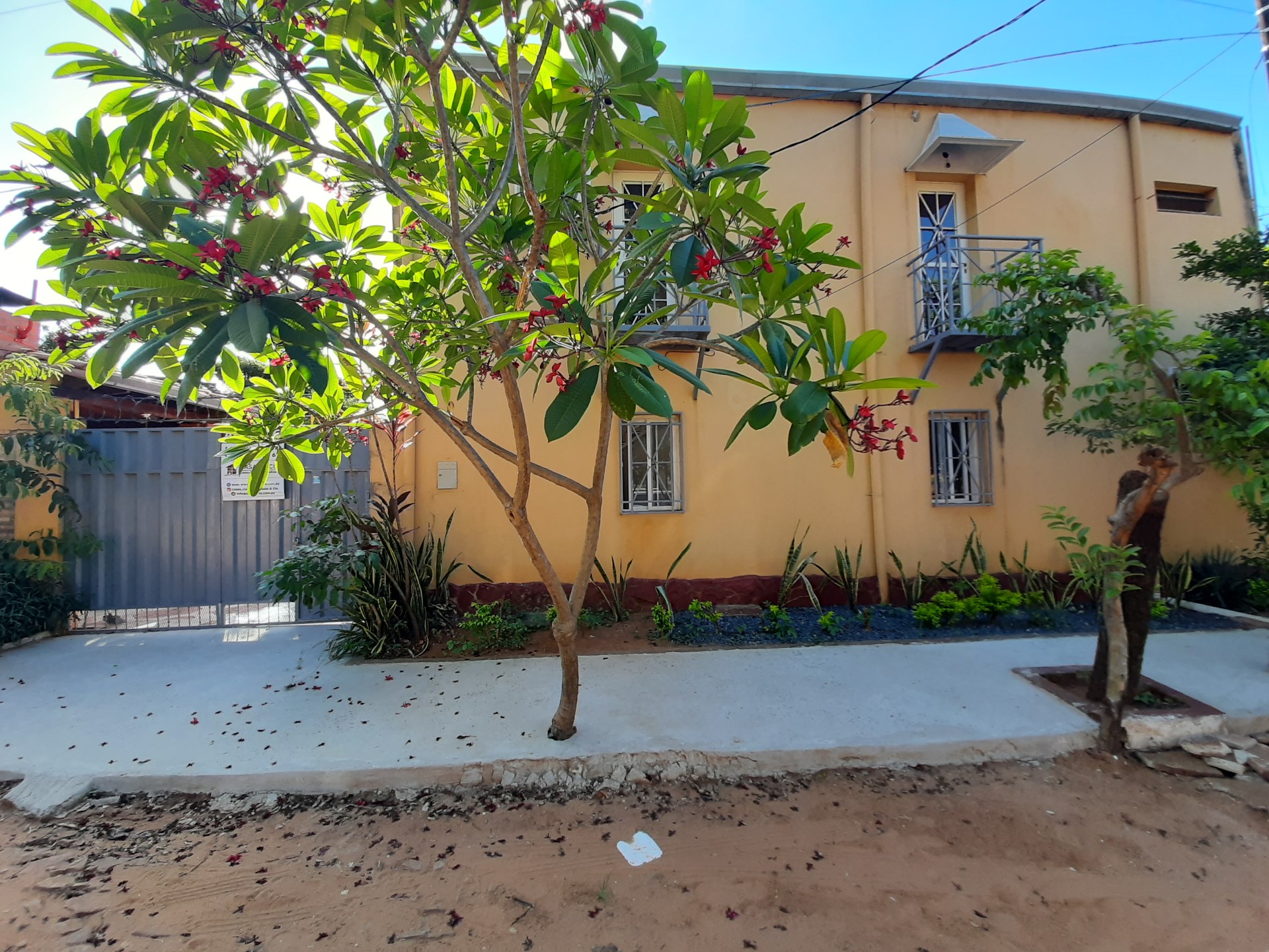 Dúplex De 1 Dormitorio En Fernando De La Mora Zona Norte. Ref #I2C772