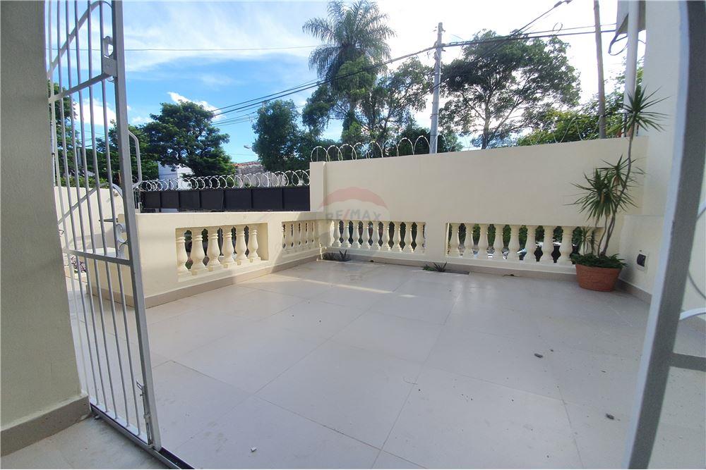 Alquilo amplia casa con piscina . Ref #YBEBB5 - infocasas.com.py