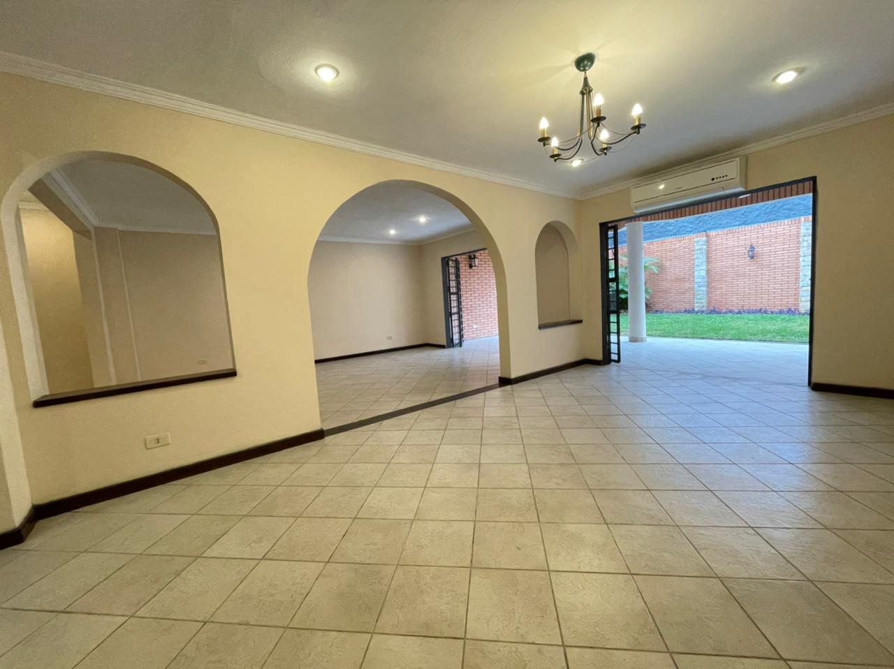 Alquilo casa con 3 dormitorios + escritorio! Barrio Ciudad Nueva. Ref #RDF898 - infocasas.com.py