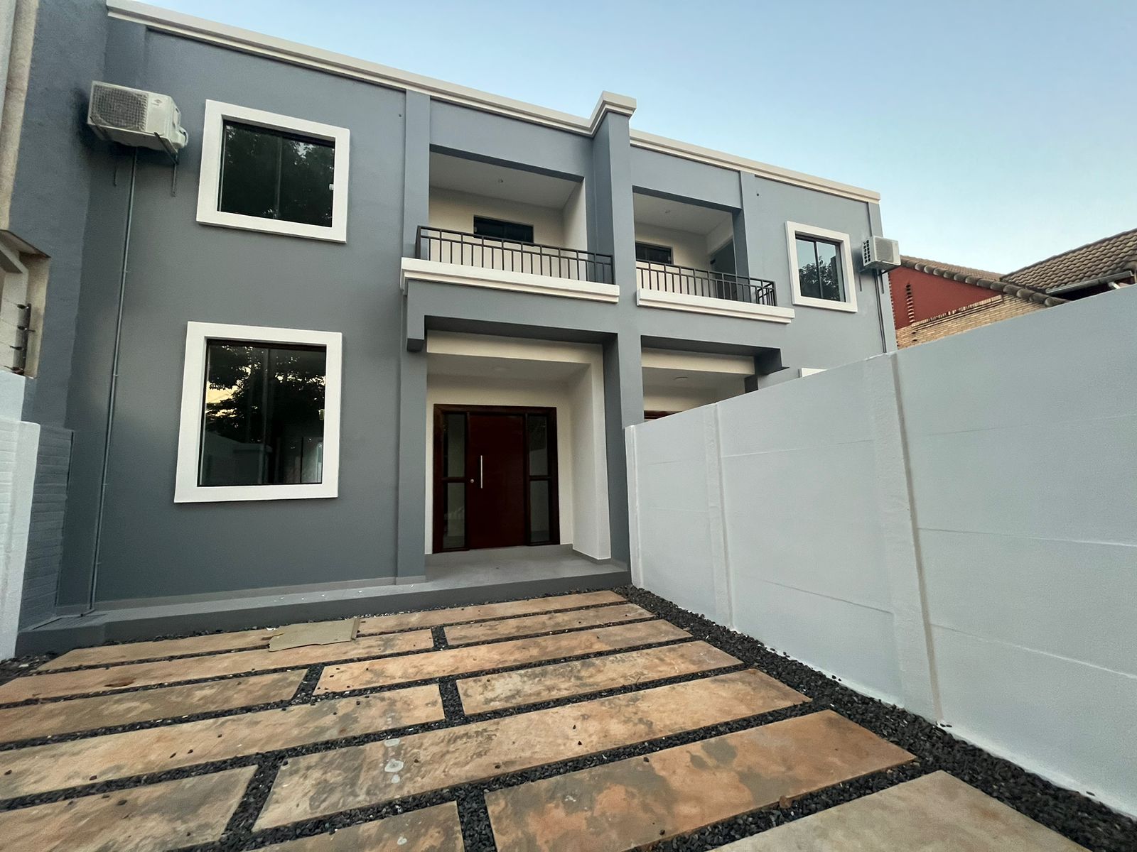 ALQUILO DUPLEX CON PISCINA A ESTRENAR EN LUQUE. Ref #X2C831 - infocasas.com.py