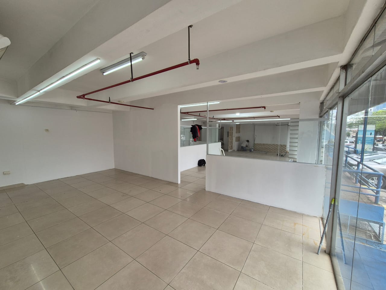 ALQUILO AMPLIO LOCAL COMERCIAL SOBRE IMPORTANTE AVENIDA.. Ref #Q6A471 - infocasas.com.py